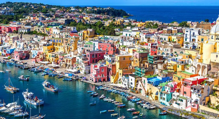 Come arrivare a Procida: le info via mare con aliscafi e traghetti