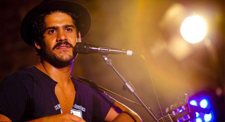 Mannarino alla Feltrinelli di Napoli per presentare l'album Apriti Cielo