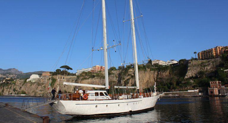 In sailing ship in the Gulf of Naples and Capri to remember Totò