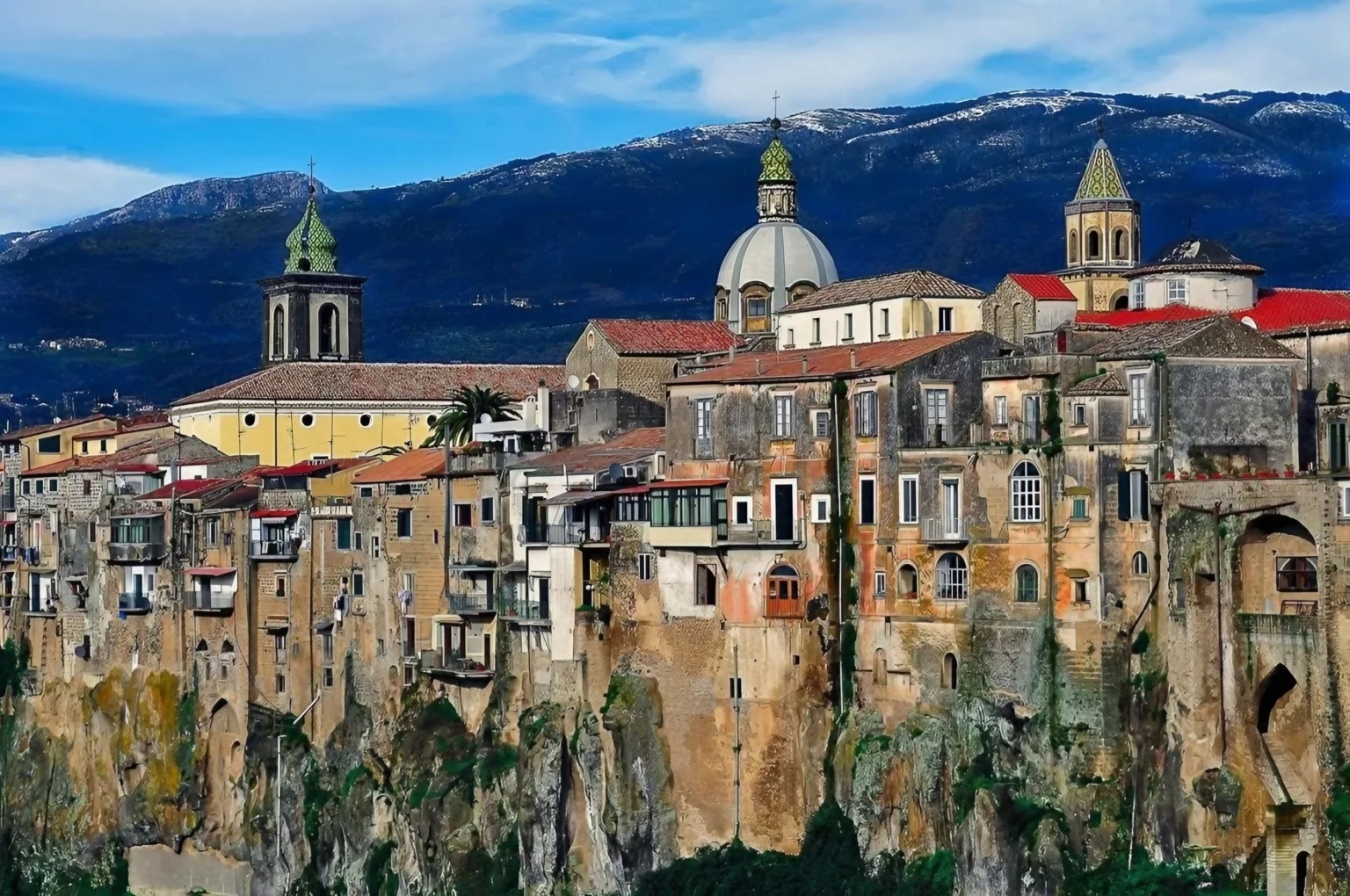 Sant'Agata dei Goti: the history of the village and what to visit ...