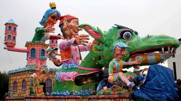 2020 Carnival parades in Naples and Campania with colorful allegorical ...