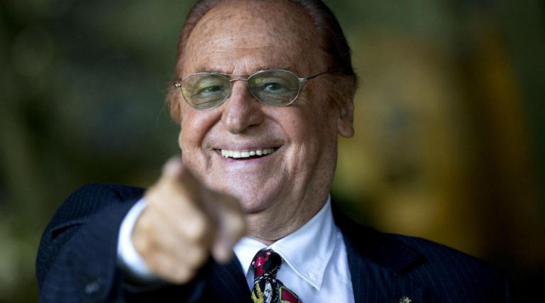 50 smiles from Naples with Renzo Arbore: music, TV and theater directly ...