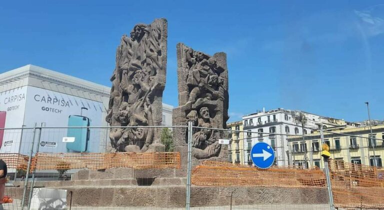 The Monumento allo Scugnizzo in Naples returns to its place after a ...