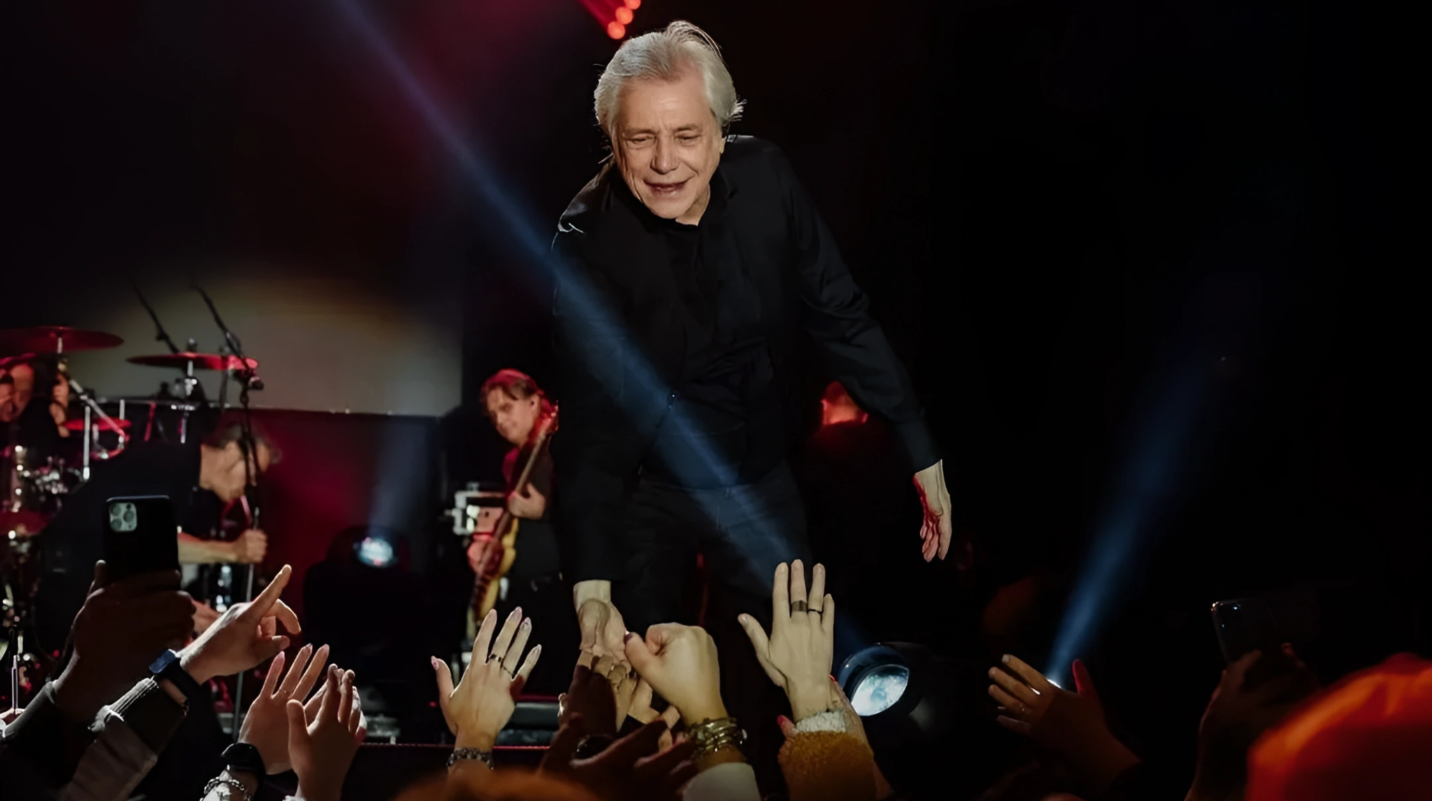 Nino d'Angelo in concert in Naples at the Palapartenope with The Poet ...