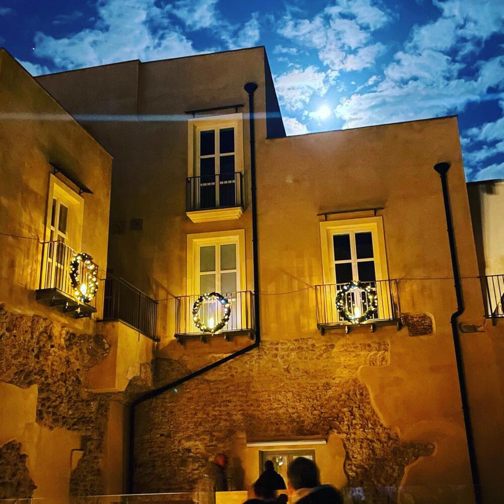 Christmas in the Rione Terra di Pozzuoli with lights, markets and the ...