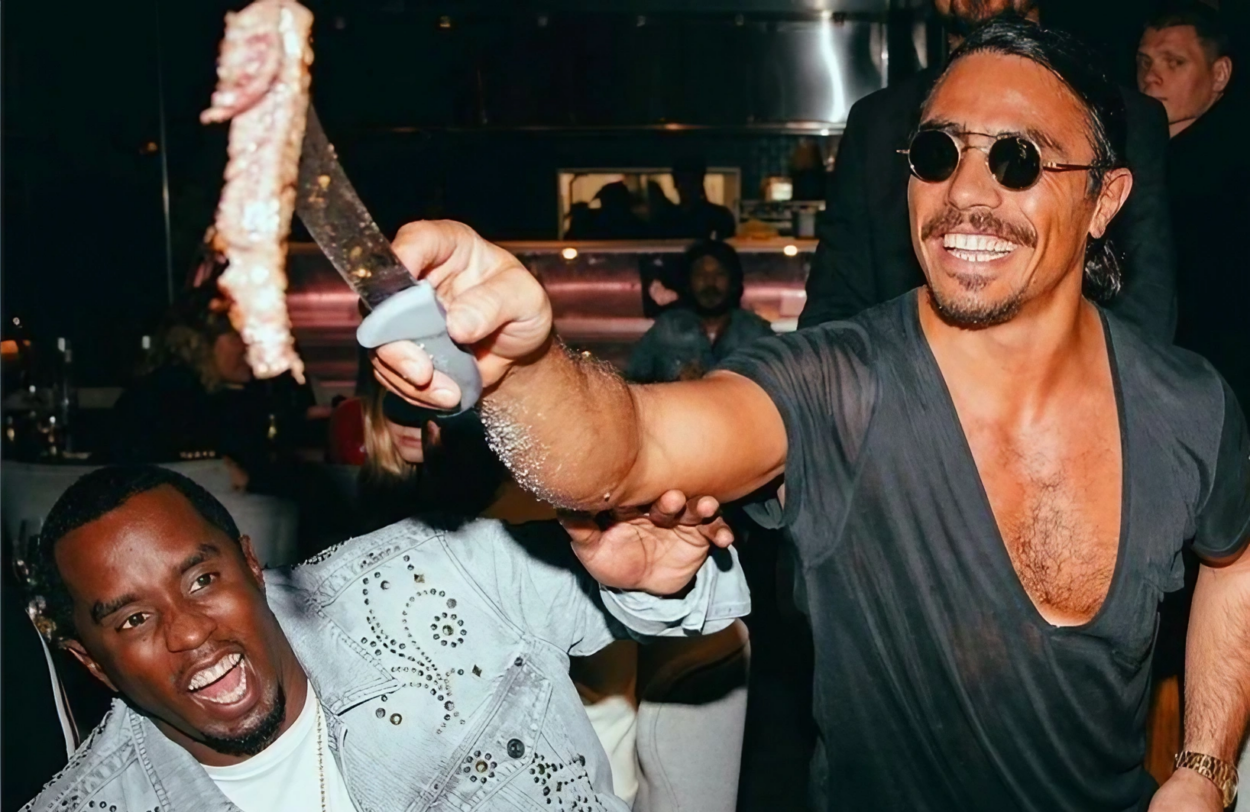 Salt Bae di nuovo imbarazzante: 600$ per stare a telefono