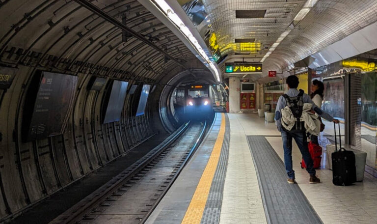 Metropolitana Linea 1, chiuse le uscite di alcune stazioni principali