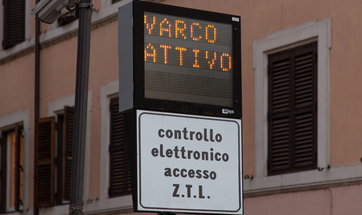 ZTL en Nápoles, carreteras cerradas al acceso y zonas peatonales