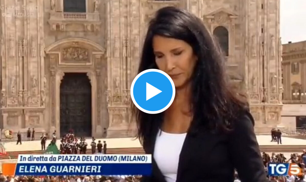 Funerali Berlusconi, folla canta “Chi non salta comunista è” (video) Funerali Berlusconi, folla canta “Chi non salta comunista è” (video)