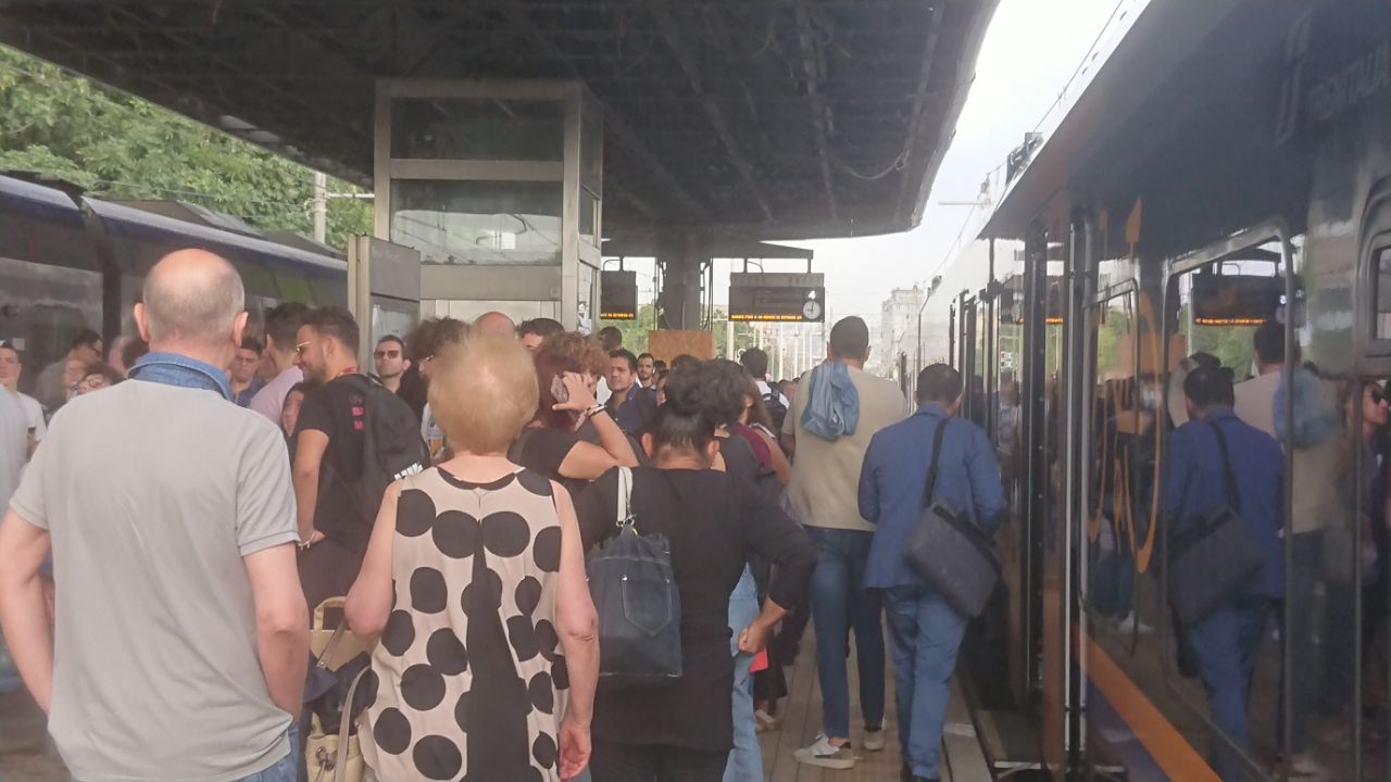 Metro Line 2, trains stopped due to fault and stoppage of the line