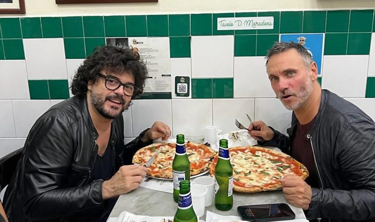 Francesco Renga and Nek at the Pizzeria da Michele and sing 'O surdato ...
