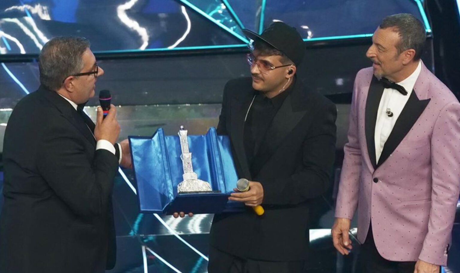 Sanremo, video Geolier booed for winning the duets